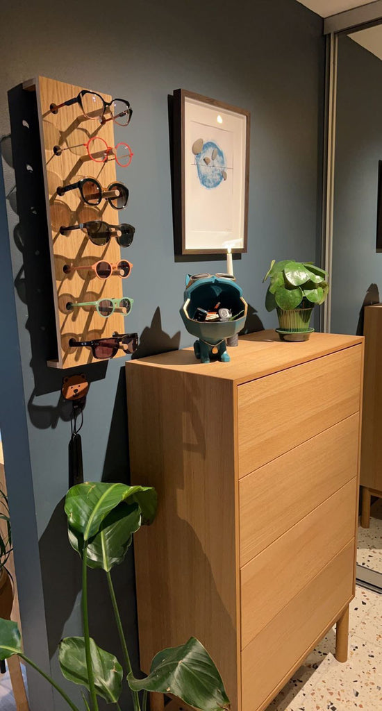 Vegghengt brillestativ i eik – Grovsnekkeren